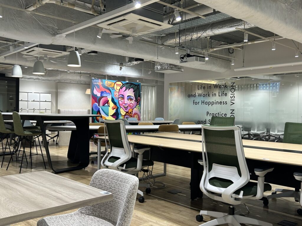 アートがオフィスを変え、空間が働く気持ちを変える ～Acallのオフィスにアートが生まれた日～ | Workstyle Lab